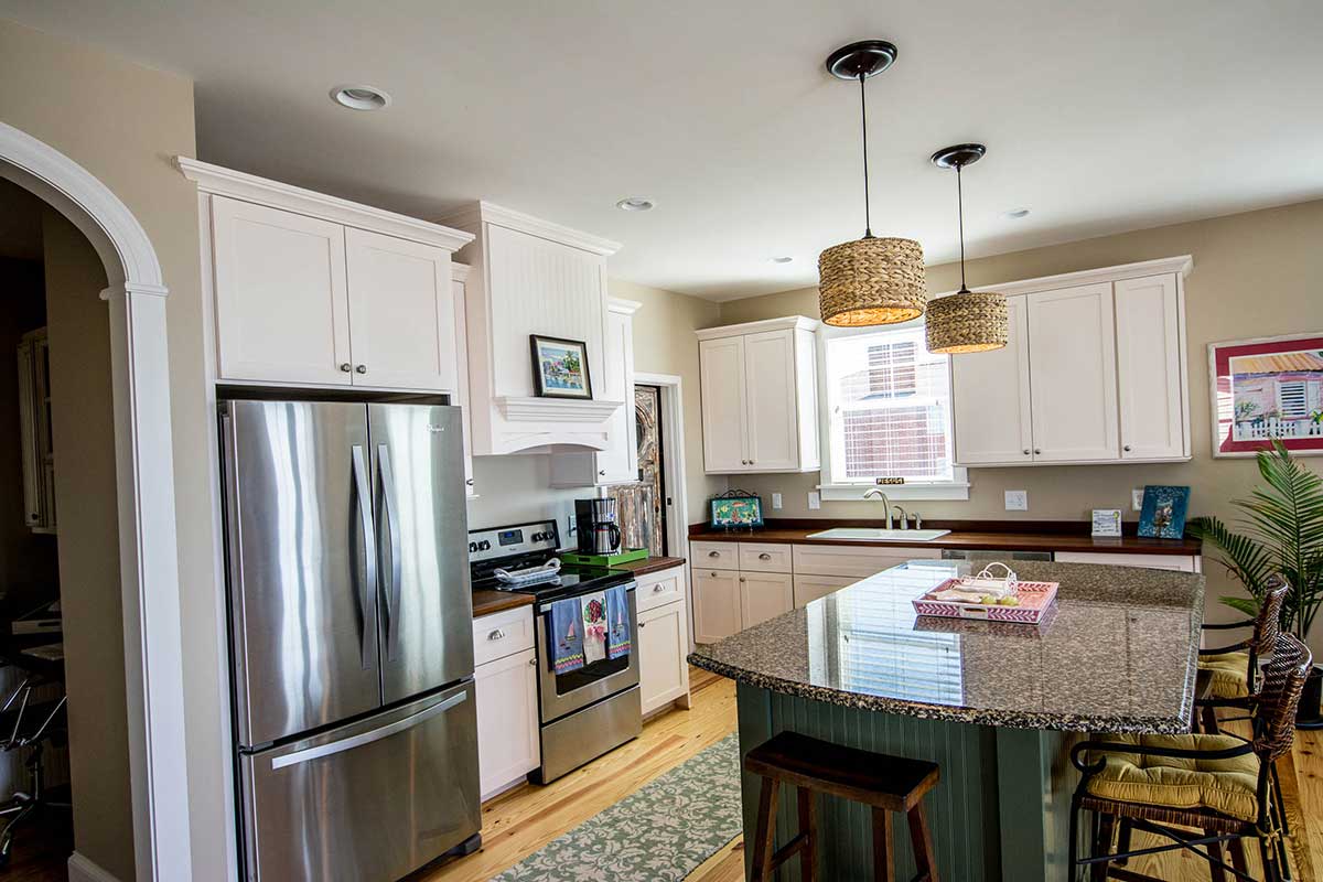 Full overlay Shaker with Dove White finish. Custom Hood Range with ...